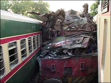 127 Dead In Pakistani Train Crash - CBS News