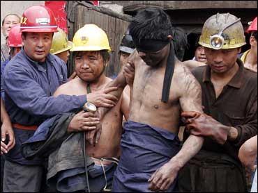 Rescued Chinese Miners Emerge To Applause - CBS News