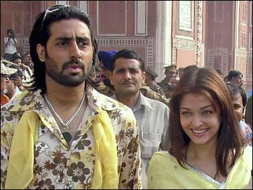 Aishwarya Rai Visits Taj Mahal - CBS News