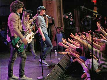 Jonas Brothers In Concert - CBS News