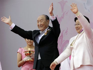 Rev. Moon Mass Wedding Draws 40,000 - CBS News