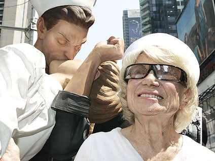 Edith Shain, Nurse Kissing Sailor in Famous V-J Day Photo, Dies in Los ...