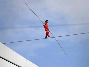 Tightrope Walker Breaks Endurance Record - CBS News
