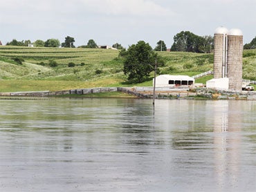 Mud, Dead Fish Replace Iowa Lake After Dam Break - CBS News