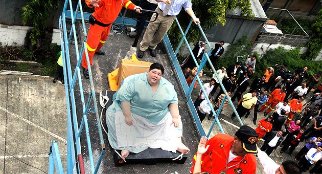 600-Pound Woman Forklifted from Home: "I Want to Go to the Sea" - CBS News