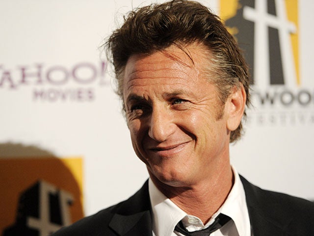 Sean Penn Earns Producers Award for Social Causes - CBS News