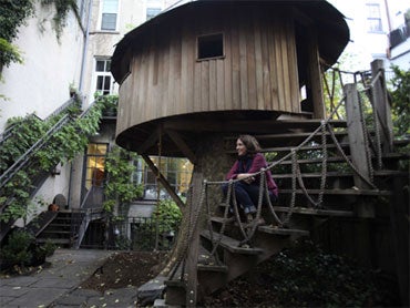 Woman Wins Fight to Keep Treehouse in NYC - CBS News