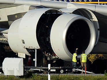 Passenger Saw Fire on Engine of Qantas Flight - CBS News