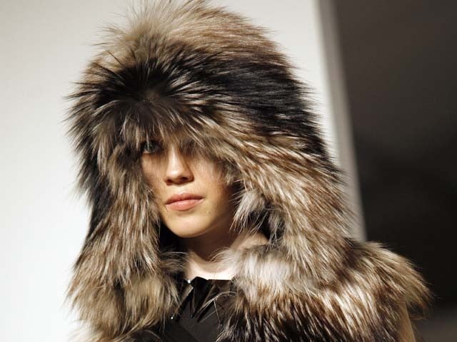 Fur Revival Shears the Runways - CBS News