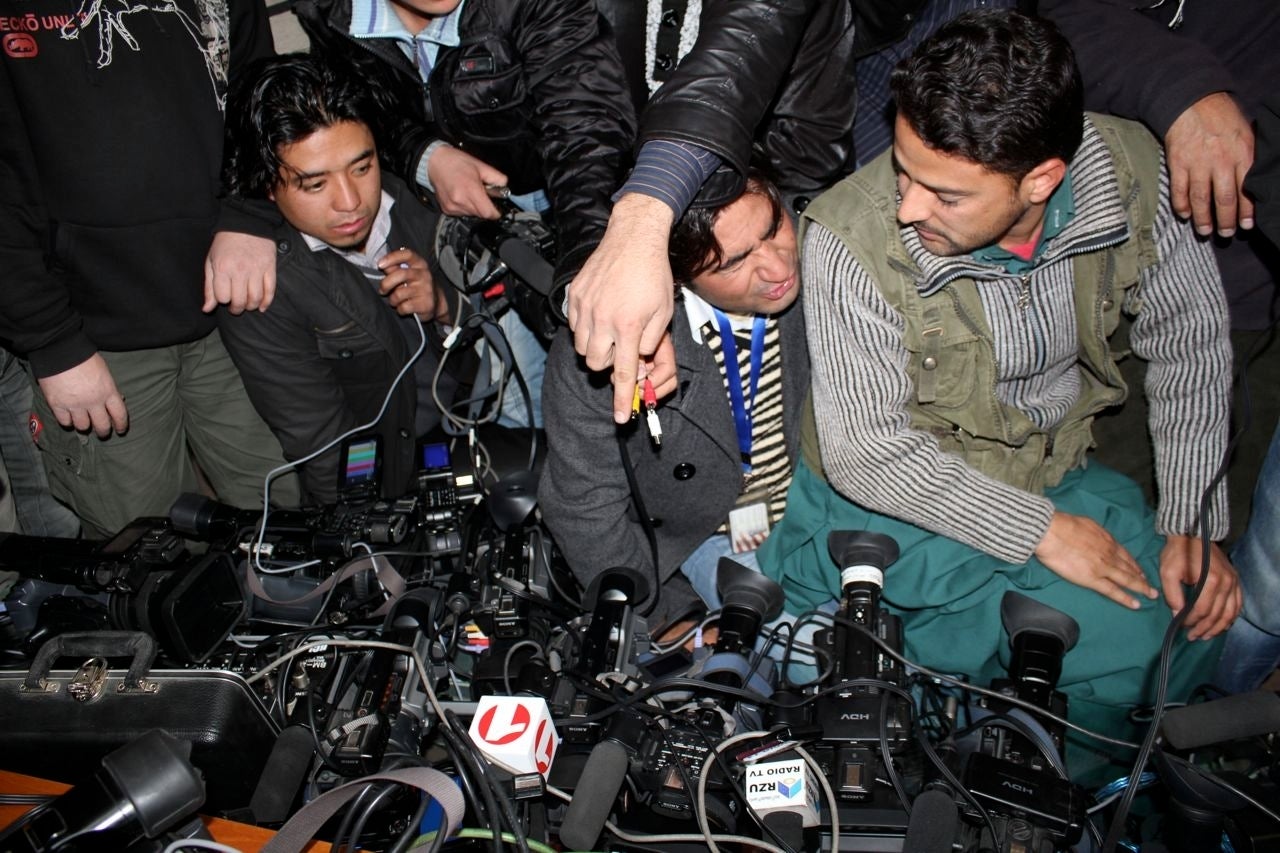 Chaos and Confusion: The Classic Kabul Press Scrum - CBS News