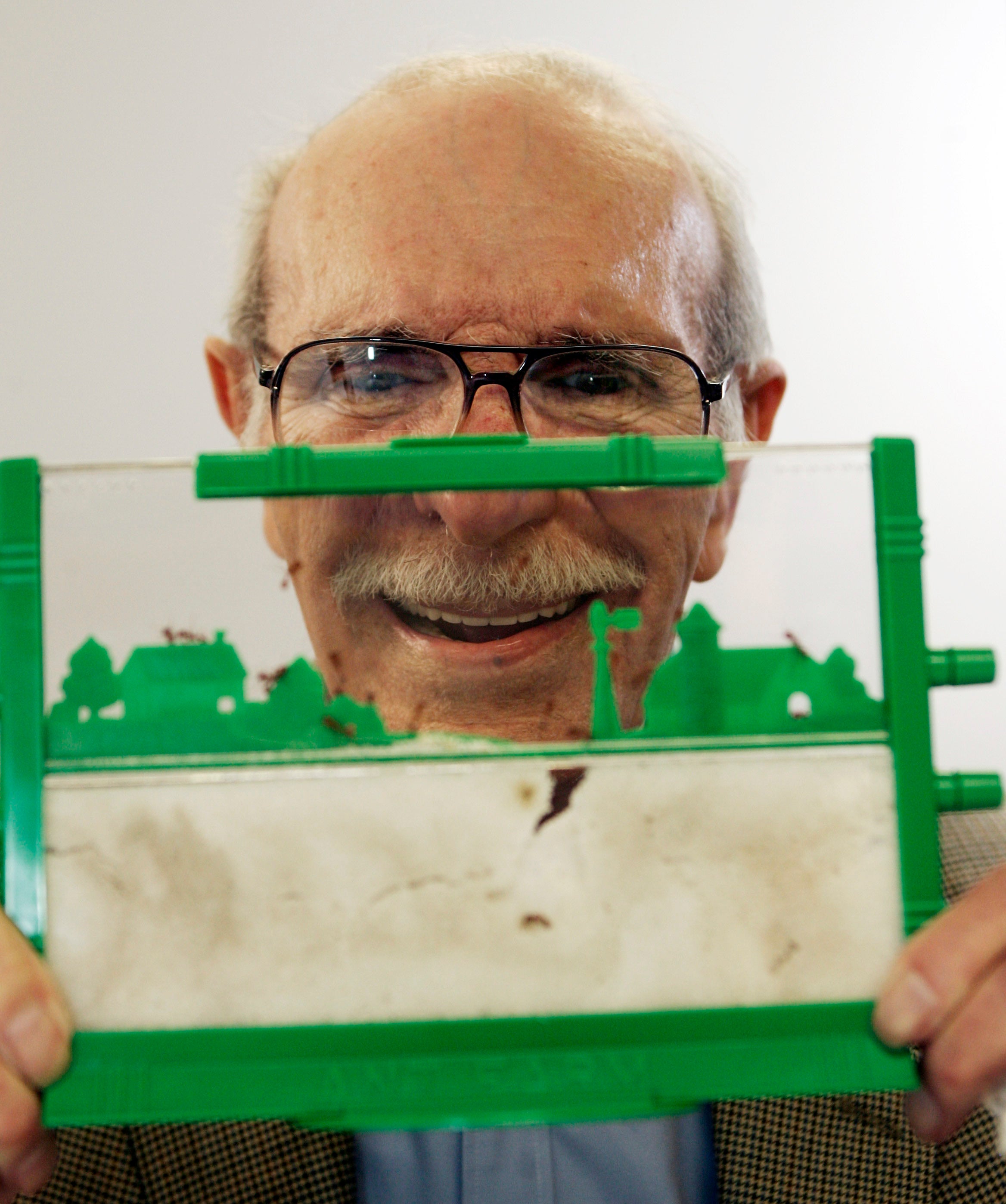 Ant Farm Co-Inventor Milton Levine Dies at 97 - CBS News