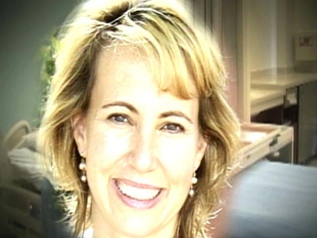 Giffords speaking more, "recognizes everybody" - CBS News