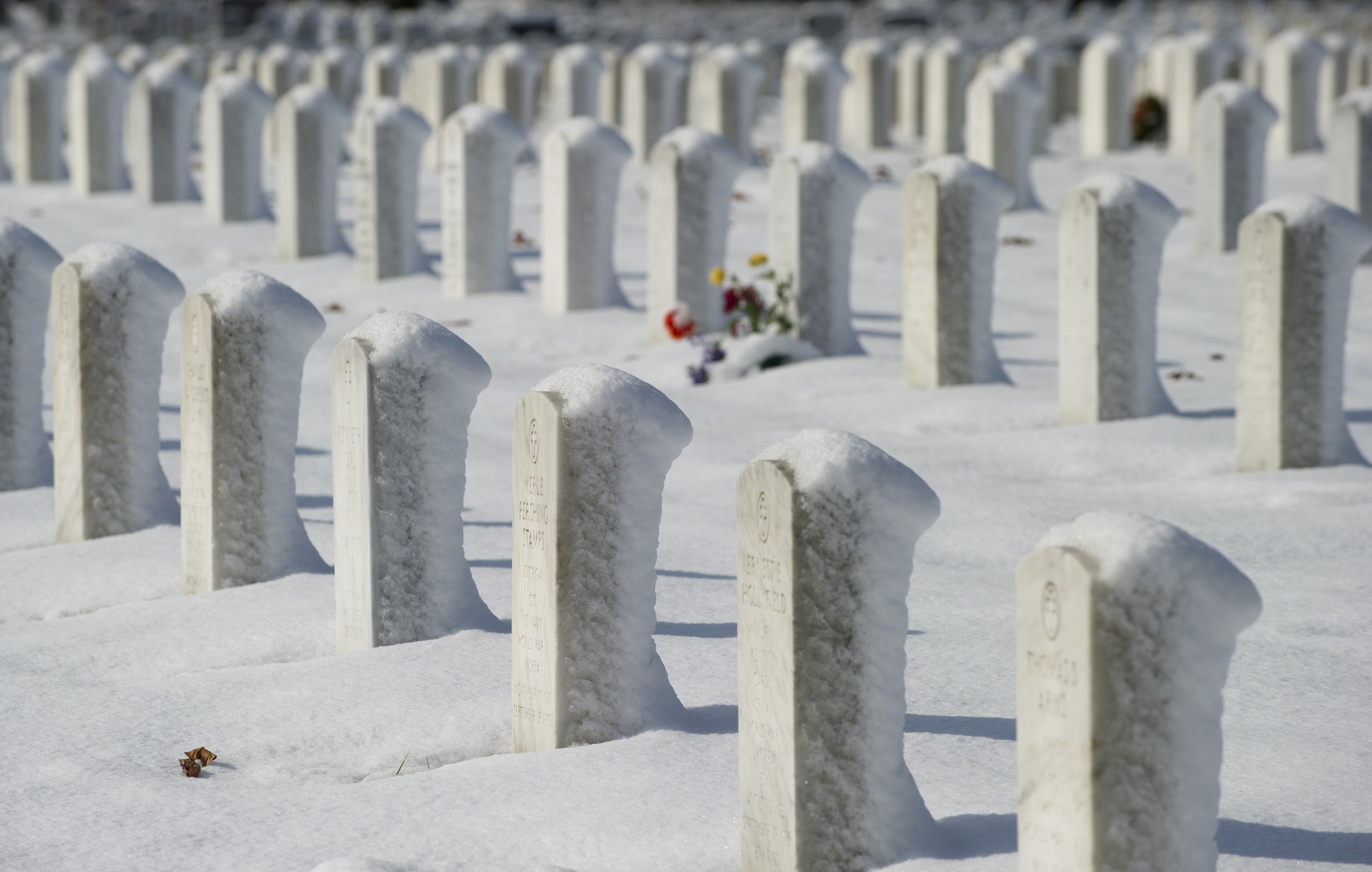 Army probes multiple remains in Arlington grave - CBS News