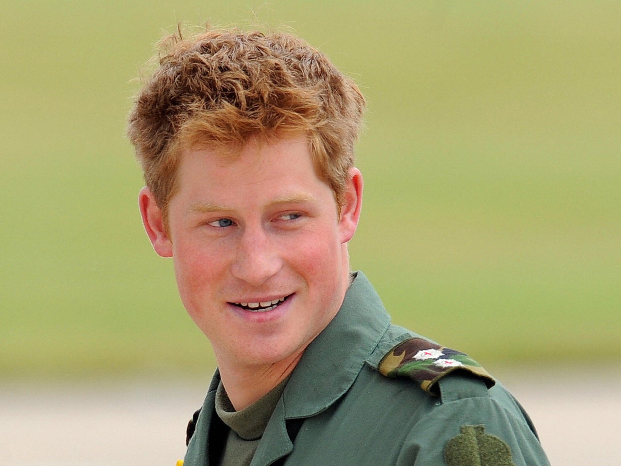 Prince Harry qualifies as Apache pilot - CBS News