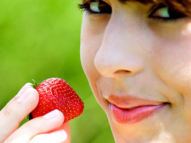 Can strawberries stop esophageal cancer? - CBS News