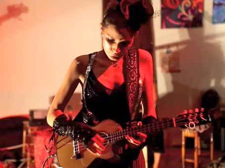 Musician Taimane plays Bach's "Toccata" with an electric ukulele twist ...