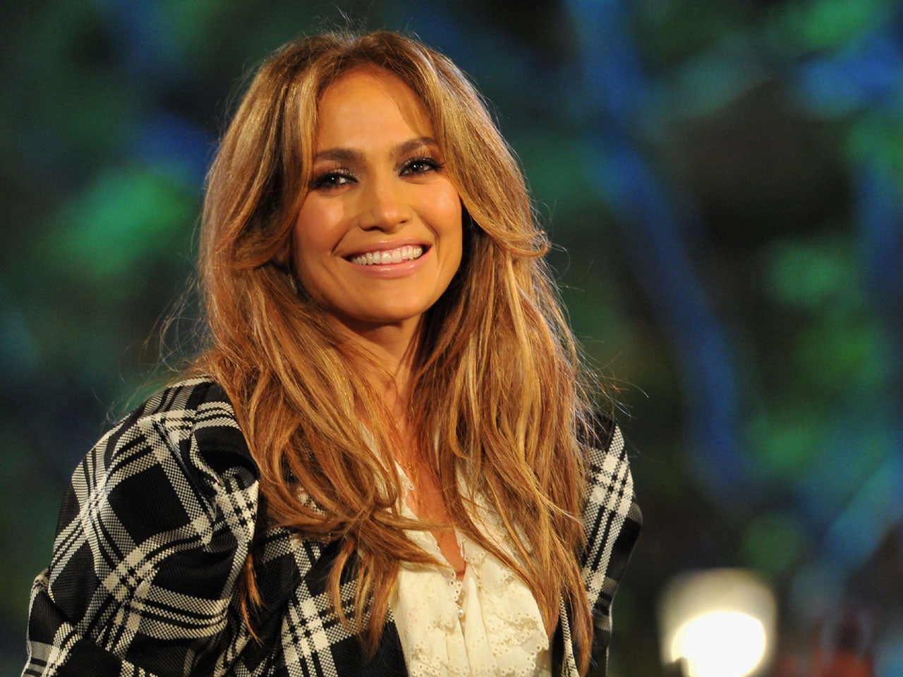 Want that JLo glow? Just spray it on! - CBS News