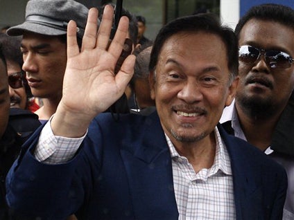 Malaysia court allows DNA evidence against Anwar - CBS News