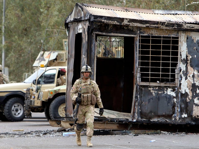 U.S. humanitarian aid reaches Camp Ashraf in Iraq - CBS News