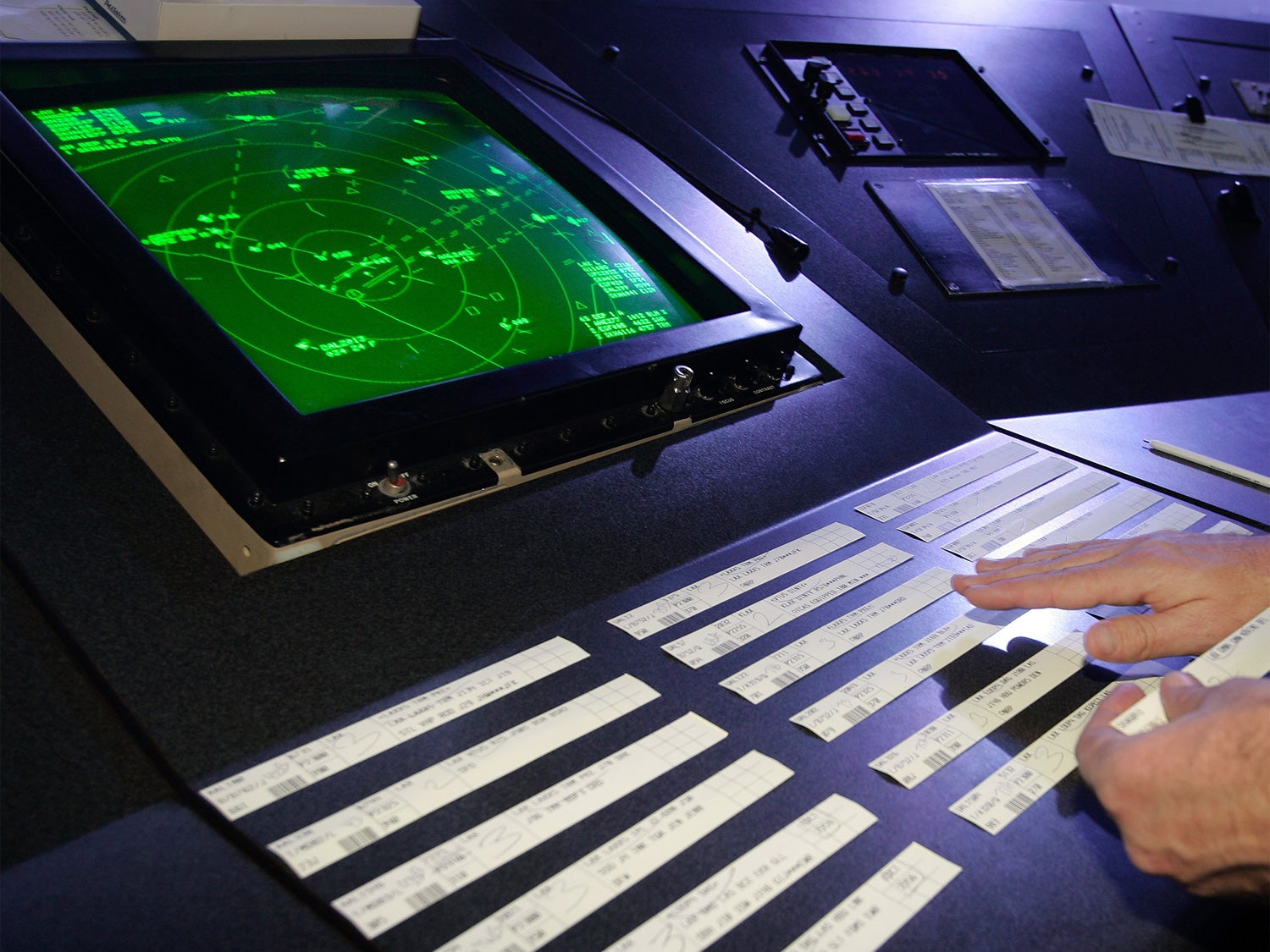 Problems dogging new high-tech air traffic system - CBS News