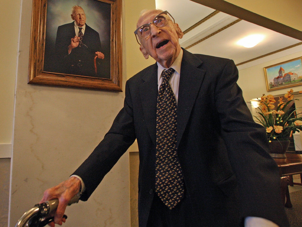 World's oldest man dies in U.S. at 114 - CBS News