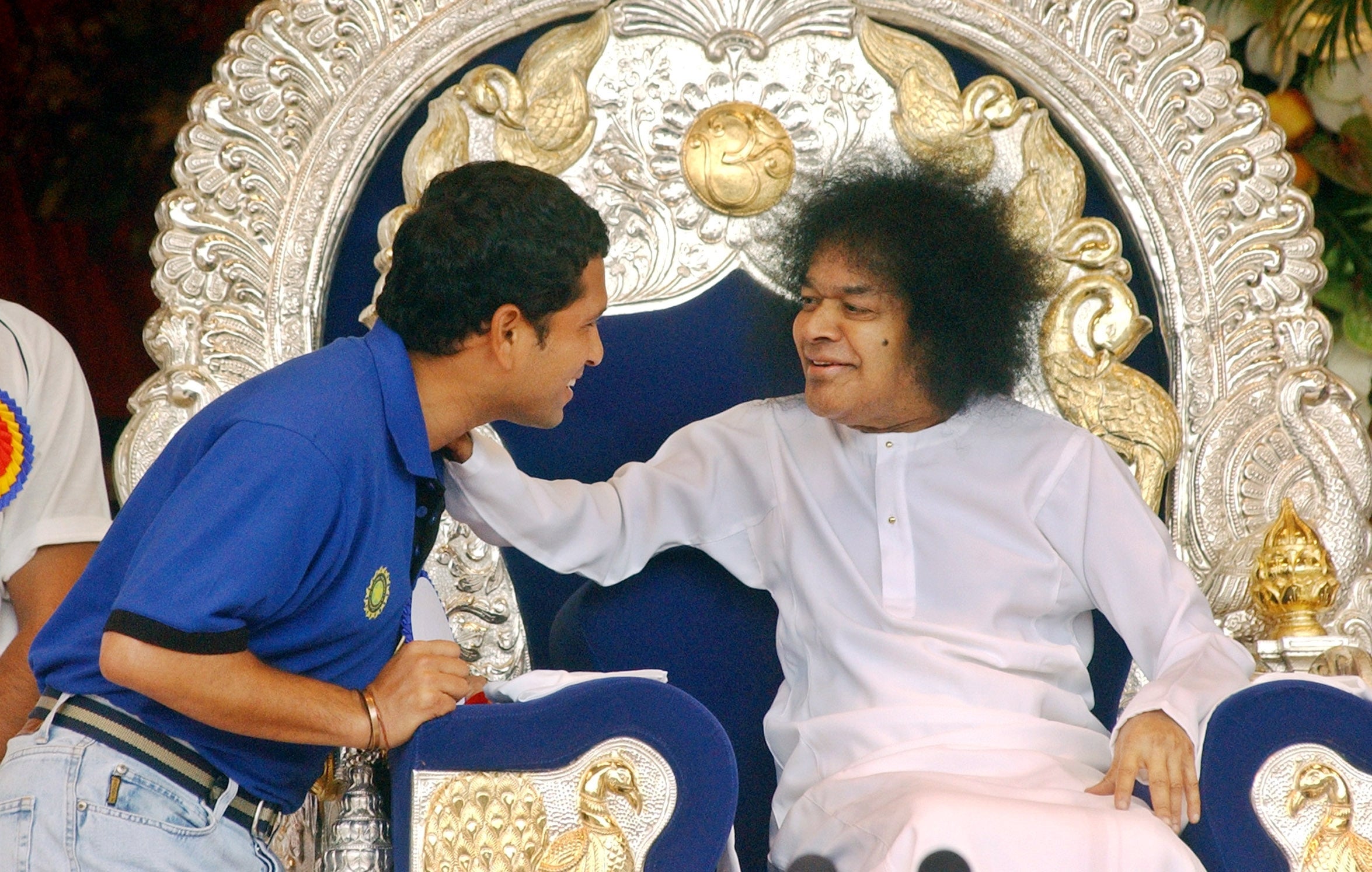 Hindu holy man Sathya Sai Baba dies at 86 - CBS News