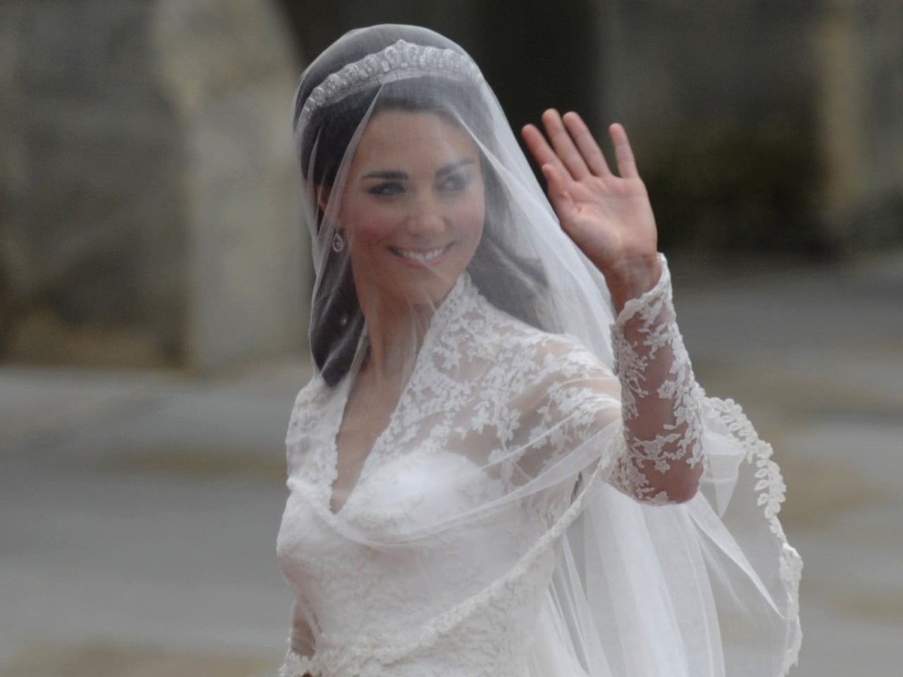 Kate Middleton wears Cartier tiara lent by Queen - CBS News