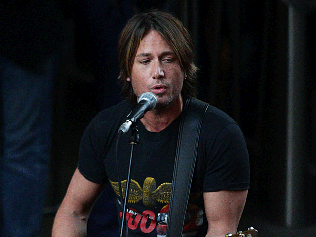 Keith Urban to return to the stage after throat surgery - CBS News