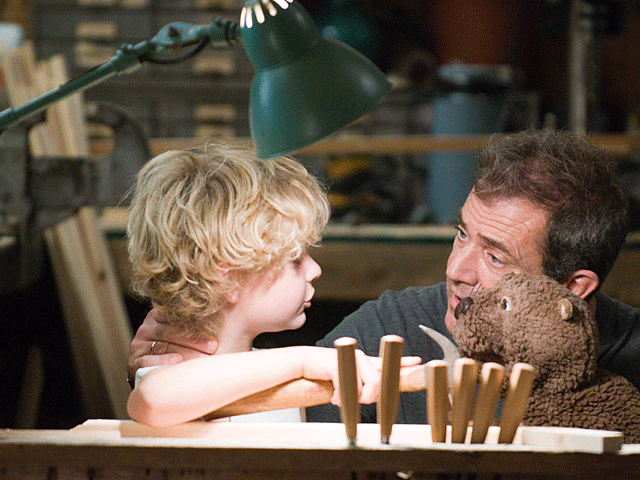 "The Beaver" review: Mel Gibson puts teeth into this role - CBS News