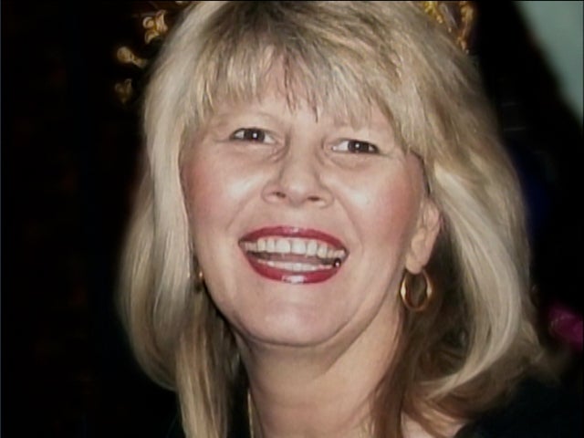 The Facebook detectives: Looking for Lisa Stone - CBS News