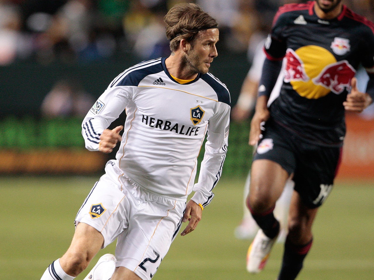 David Beckham signs new 2-year contract in L.A. - CBS News