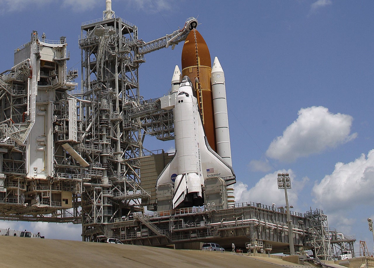 Giffords arrives in Florida for Endeavour launch - CBS News