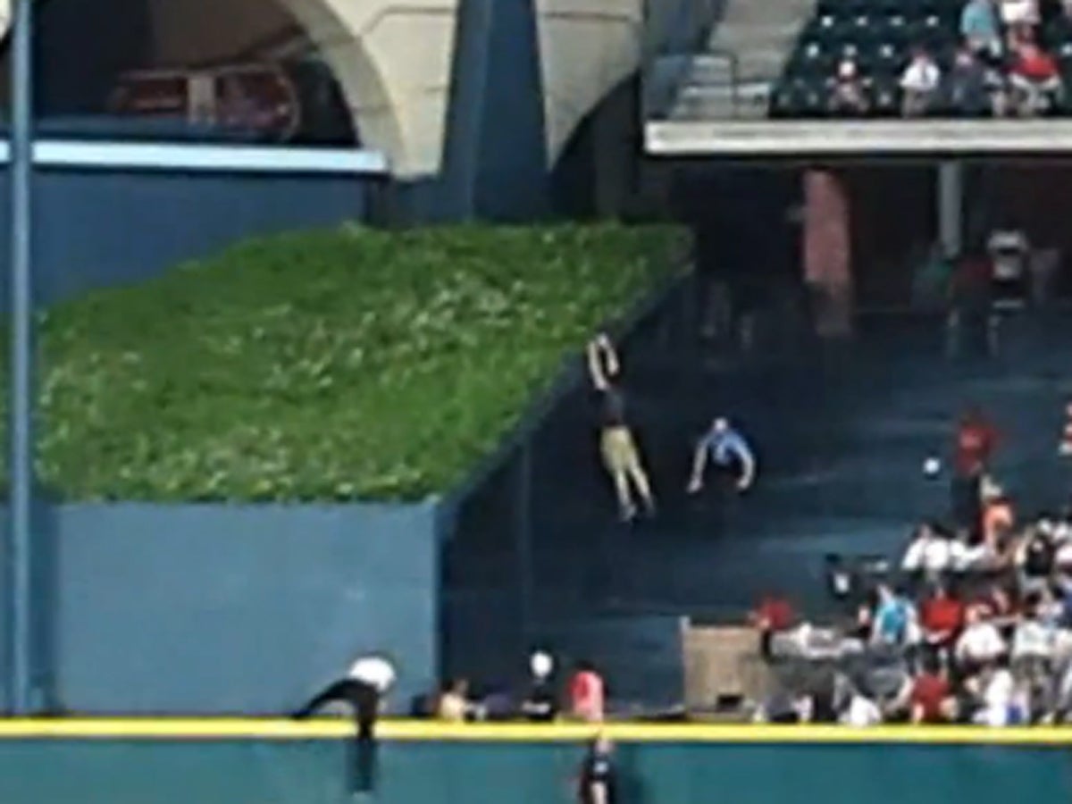 Fan jumps on field during Astros versus Mets baseball game, makes ...