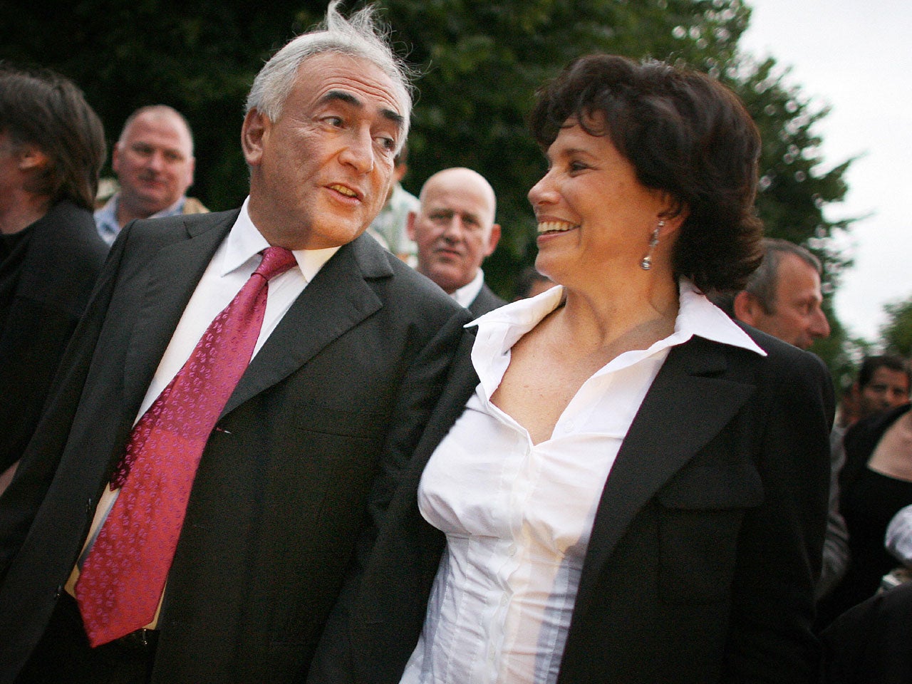 Jailed IMF chief's wife thrust into spotlight - CBS News