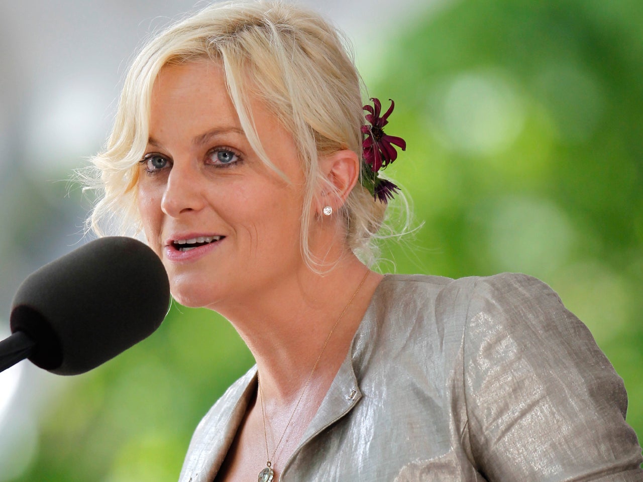 Amy Poehler cracks jokes, offers life lessons in Harvard speech - CBS News