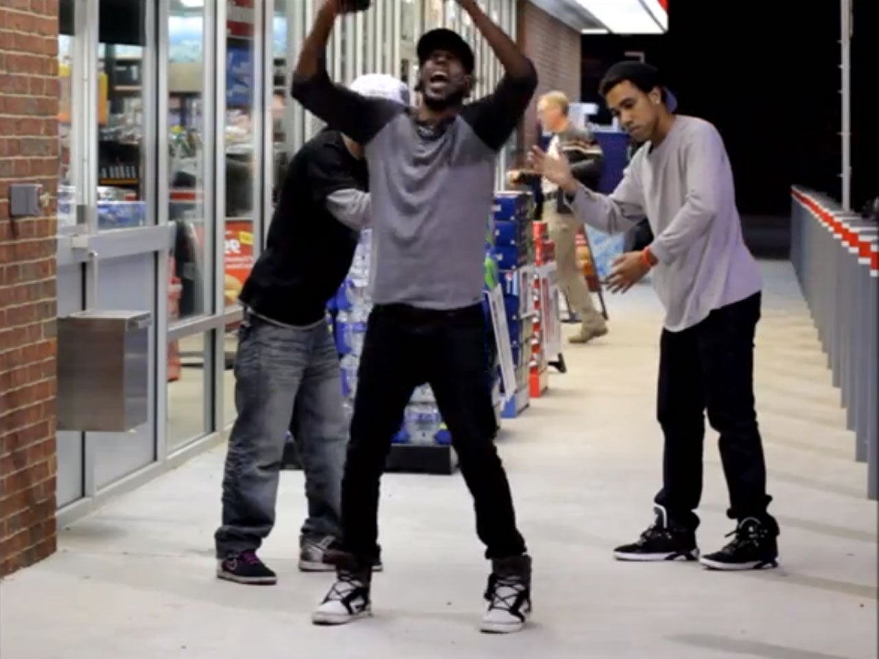 Dubstep: Mysterious headphones bring the party - CBS News