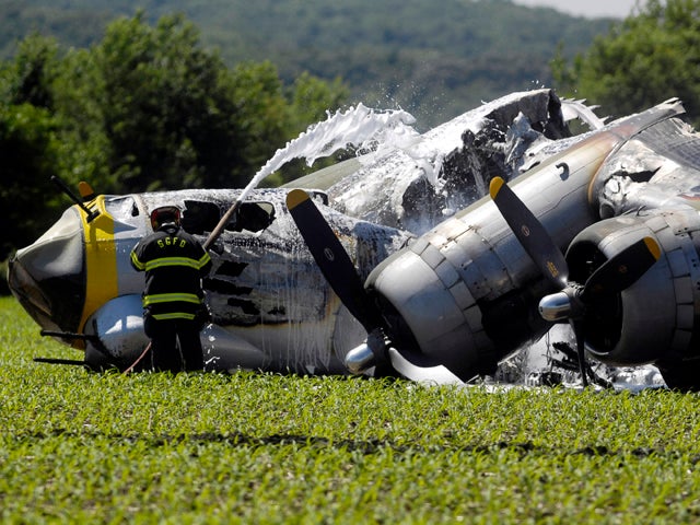 World War II bomber lands on fire near Chicago - CBS News