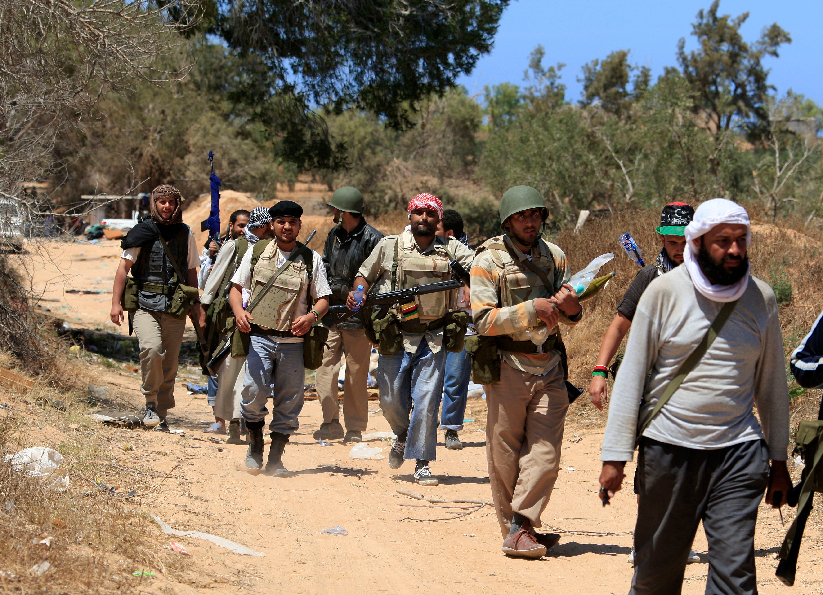 Libyan army targets rebels along Tunisia border - CBS News