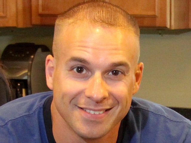 Ten hut! Military man wins "Hottest Dad" contest - CBS News