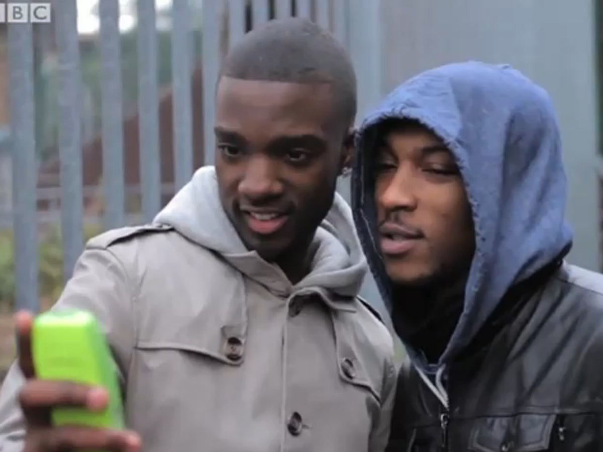 Outdated cellphone changes the direction of a mugging - CBS News