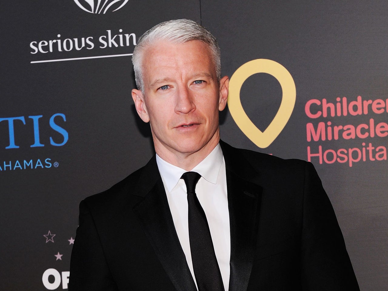 Anderson Cooper on his on-air giggle fit - CBS News