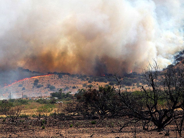 Southwest fires rage on but calm winds give hope - CBS News