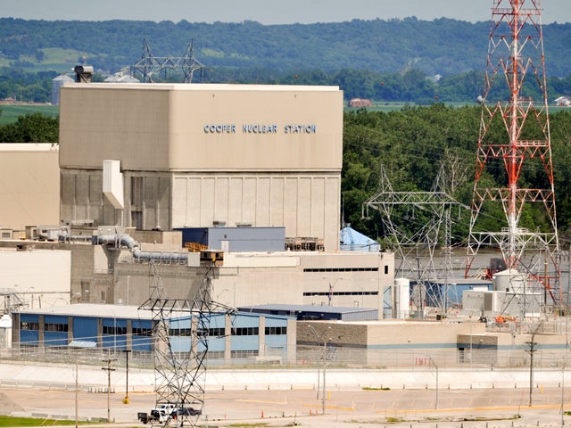 Nuke plant averts shutdown from swelled Missouri - CBS News