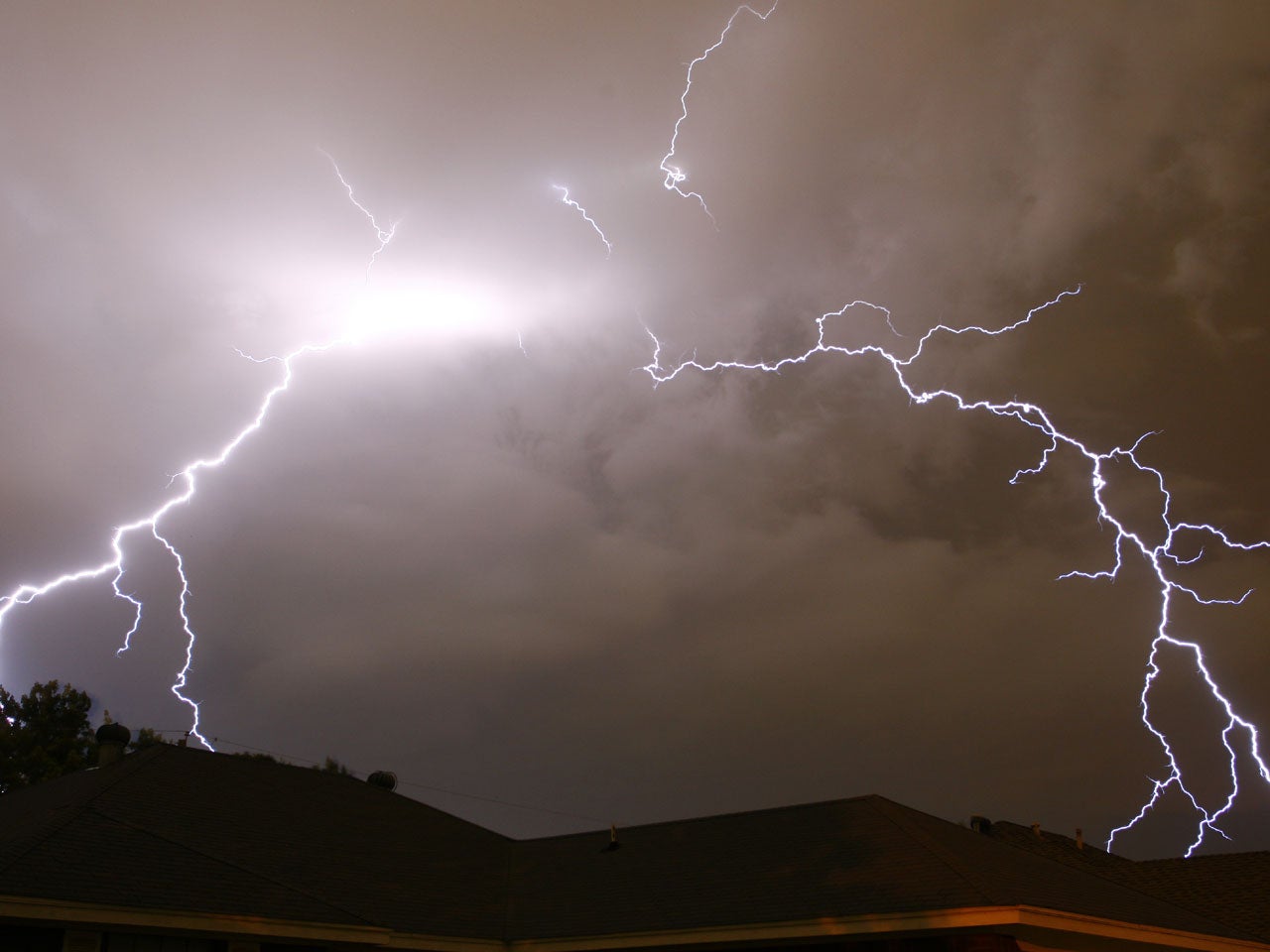 Midwest storms strand thousands of travelers - CBS News