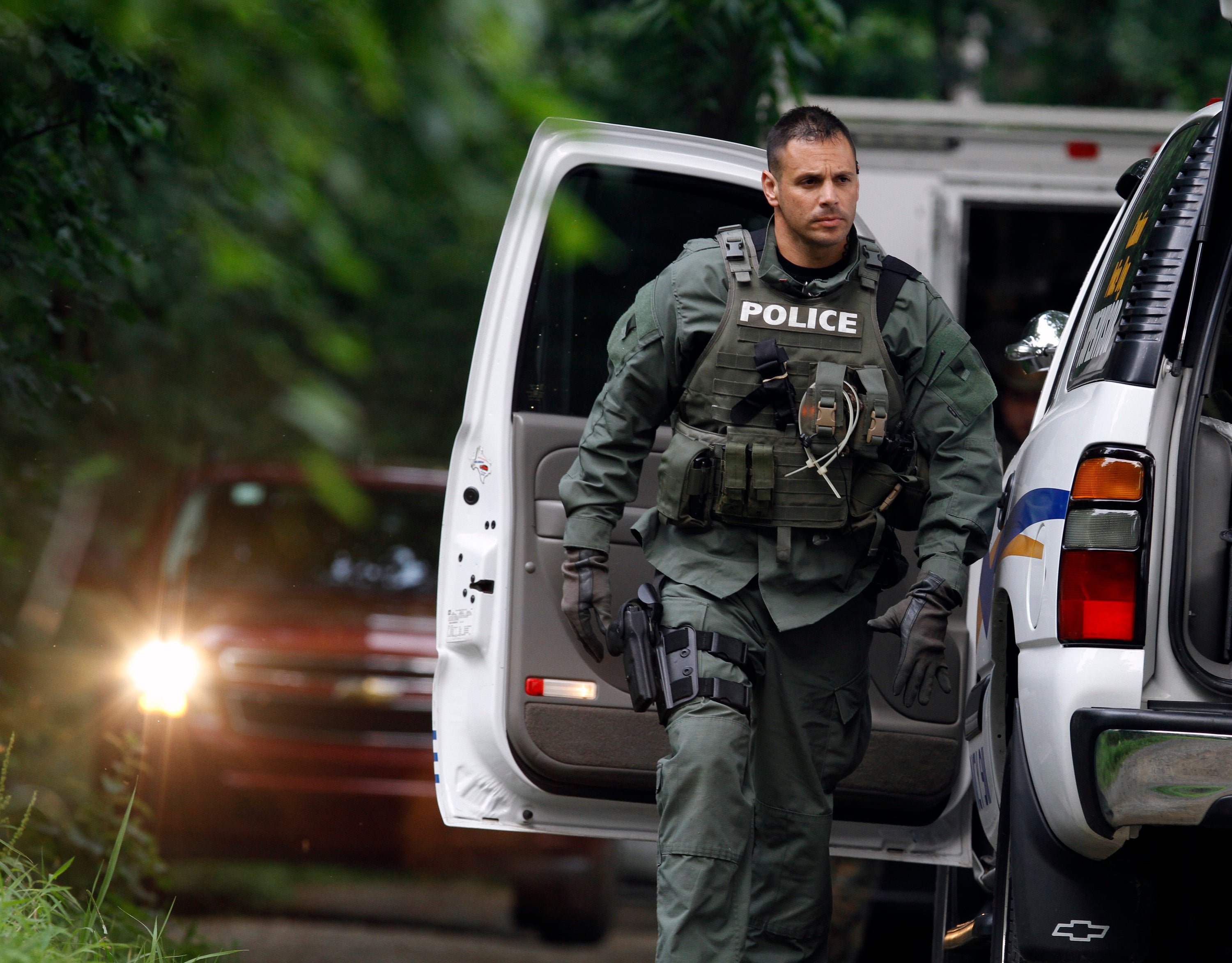 Police swarm Pa. home in double-murder manhunt - CBS News