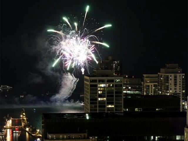 Time-lapse fireworks light up the Chicago sky - CBS News