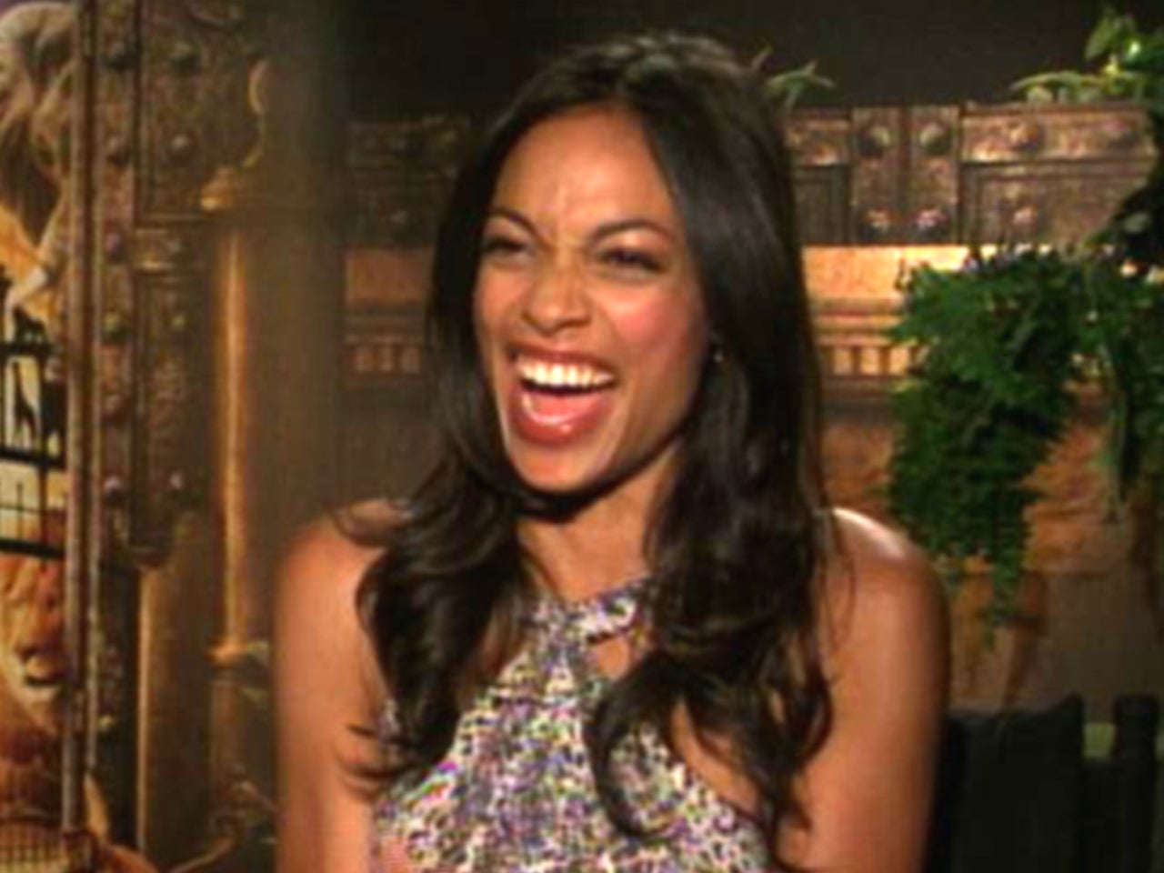 "Zookeeper" star Rosario Dawson makes rare comedic turn - CBS News