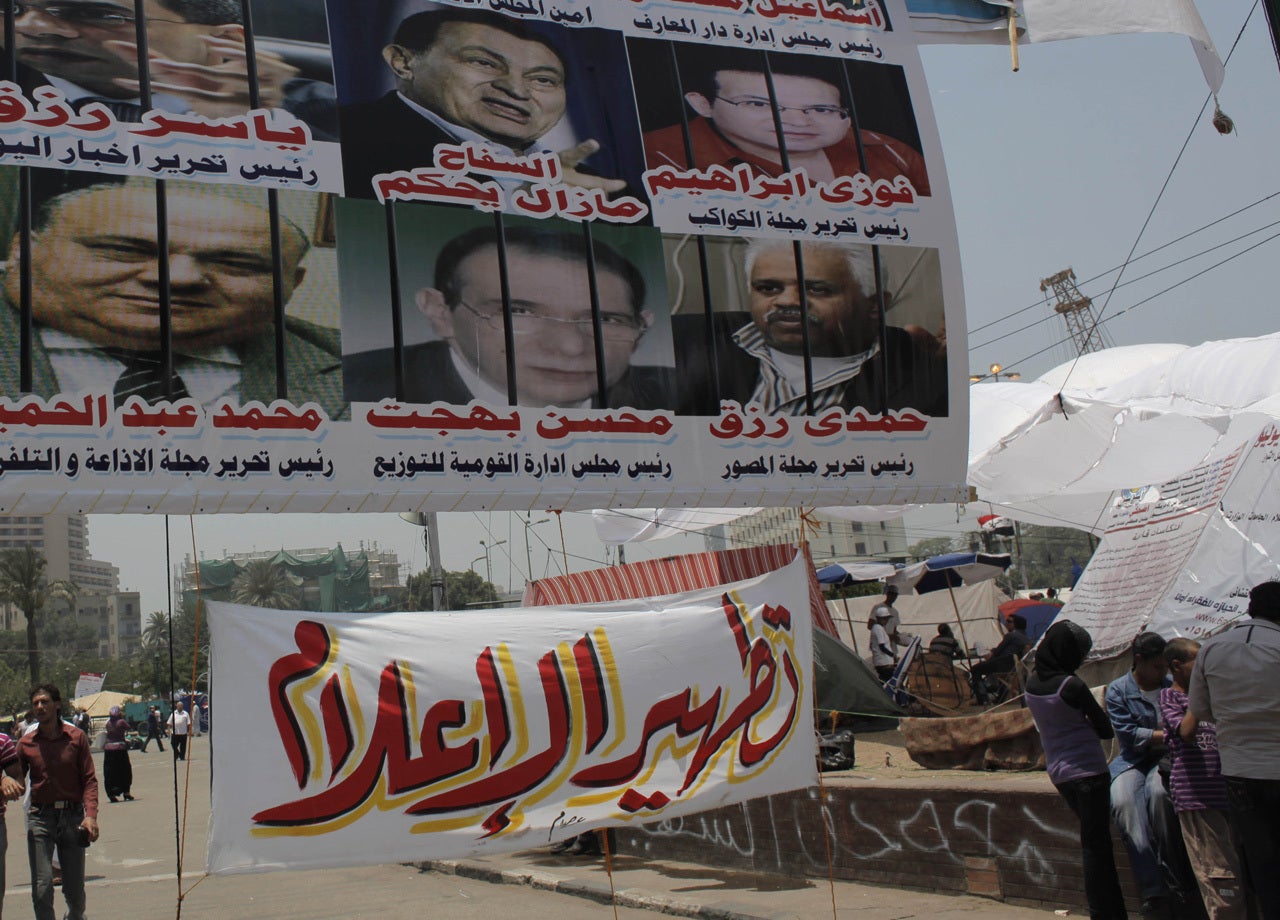 Cairo protesters block access to gov't building - CBS News