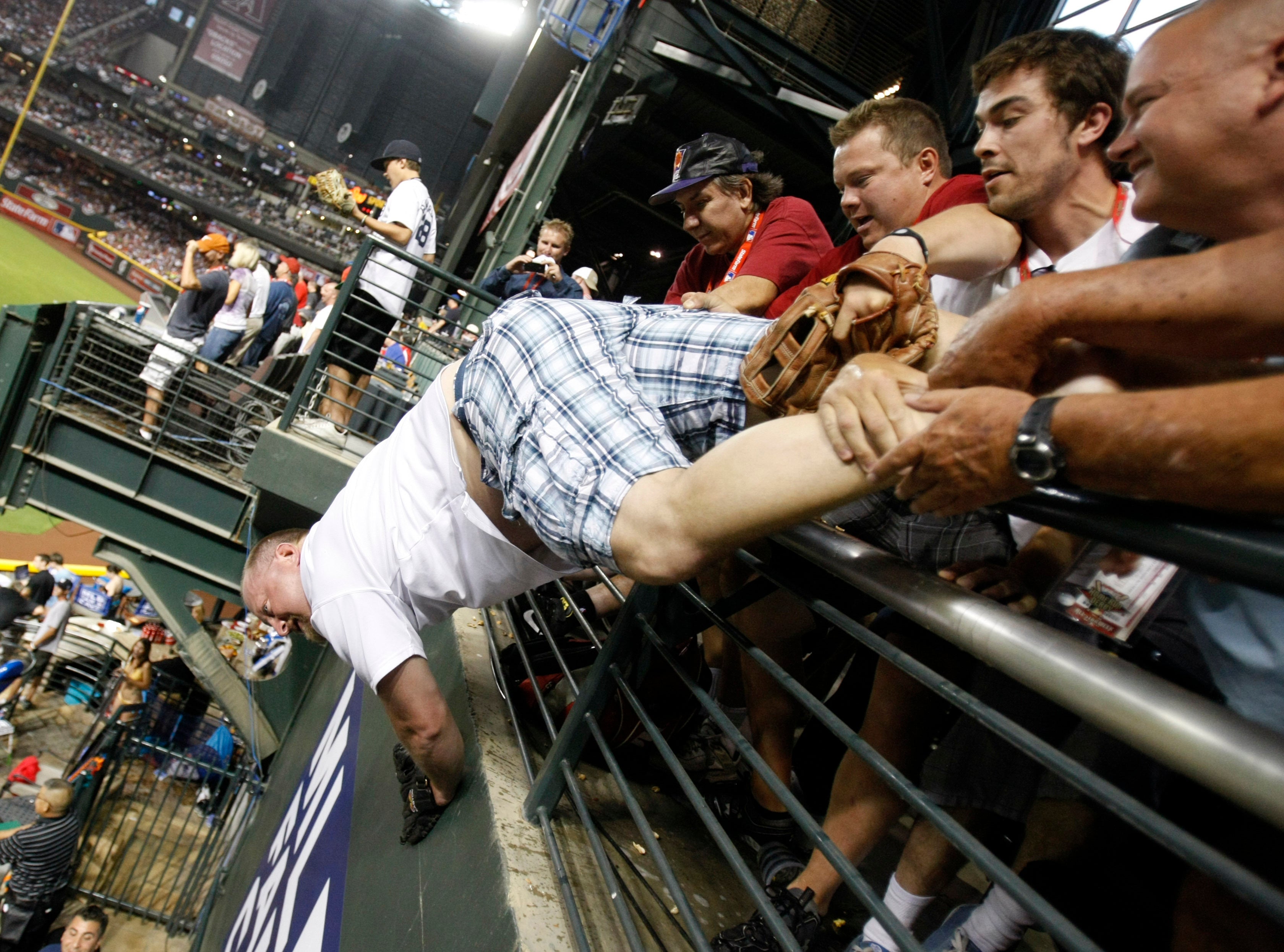 Luckiest catch for Home Run Derby fan - CBS News