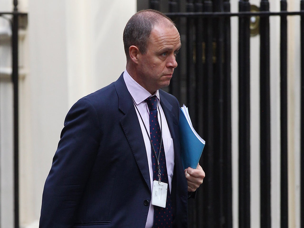 U.K. phone hacking investigator comes under fire - CBS News